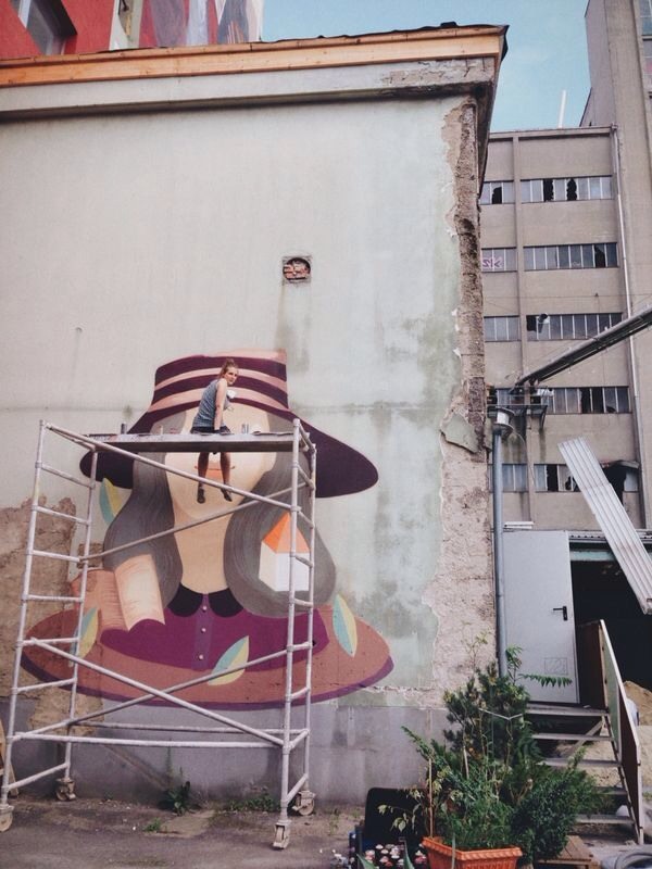 Frau Isa street art mural in Vienna - ArtisticMoods.com