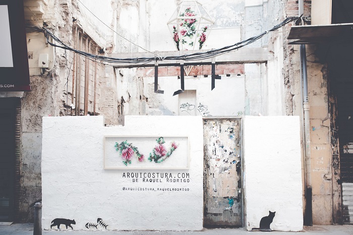 Cross stitch installation by Raquel Rodrigo - ArtisticMoods.com